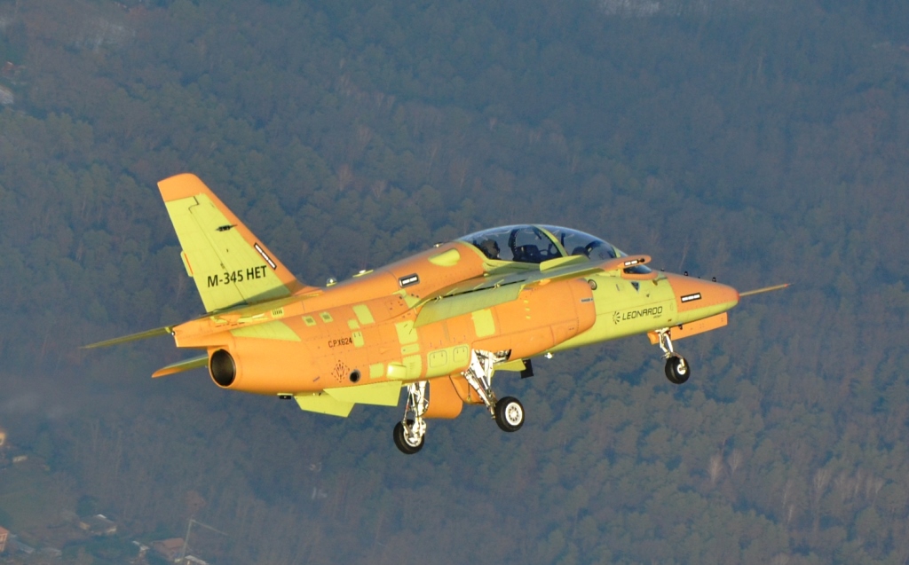 Leonardo: first M-345 production aircraft performs its maiden flight - EDR Magazine