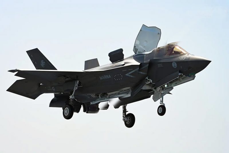 First Italian Navy F-35B lands on the Cavour Aircraft Carrier - EDR ...