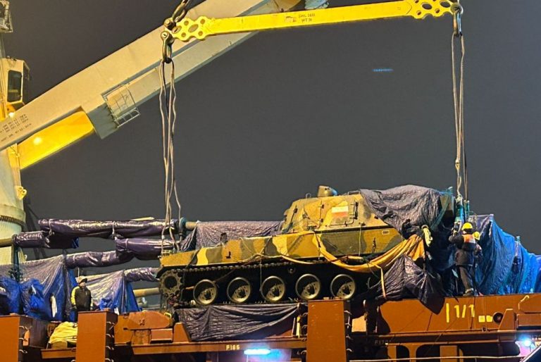The first K2 tanks and K9 gun-howitzers have arrived at #Gdynia port ...