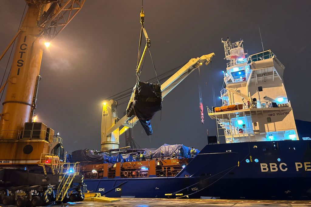 The first K2 tanks and K9 gun-howitzers have arrived at #Gdynia port ...