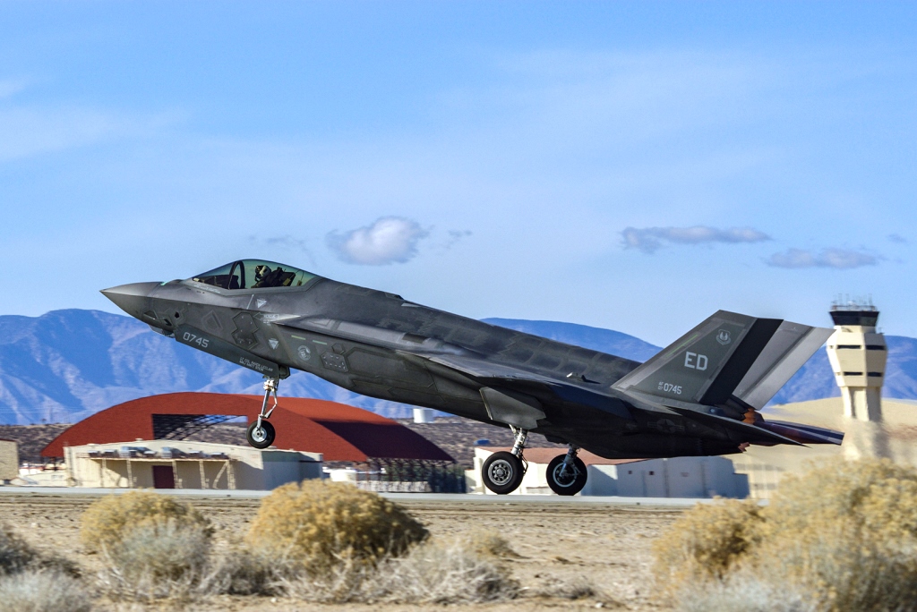 F-35 Conducts First Flight with TR-3 - EDR Magazine