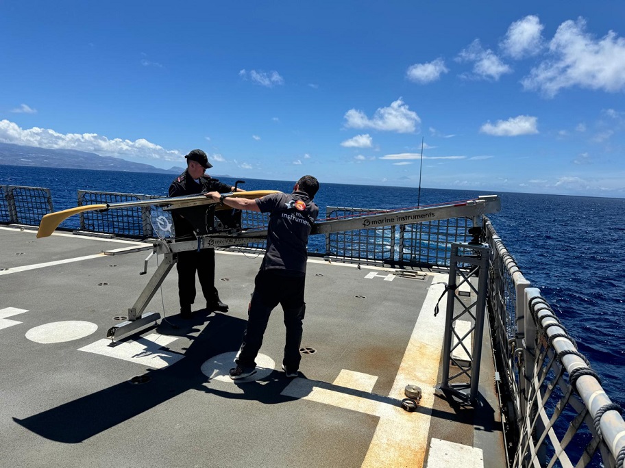Installation of the M5D-Airfox ont the spanish navy's BAM meteoro ...