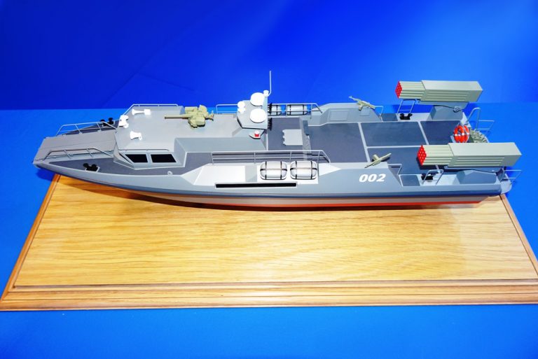 Russian “Pella” shipyard unveils a model of its “Raptor 2.0” landing ...